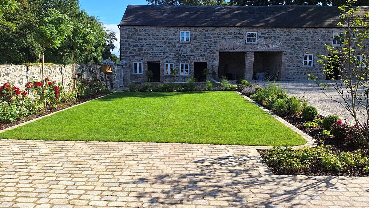 Temple Setts - Yellow Granite | CED Stone