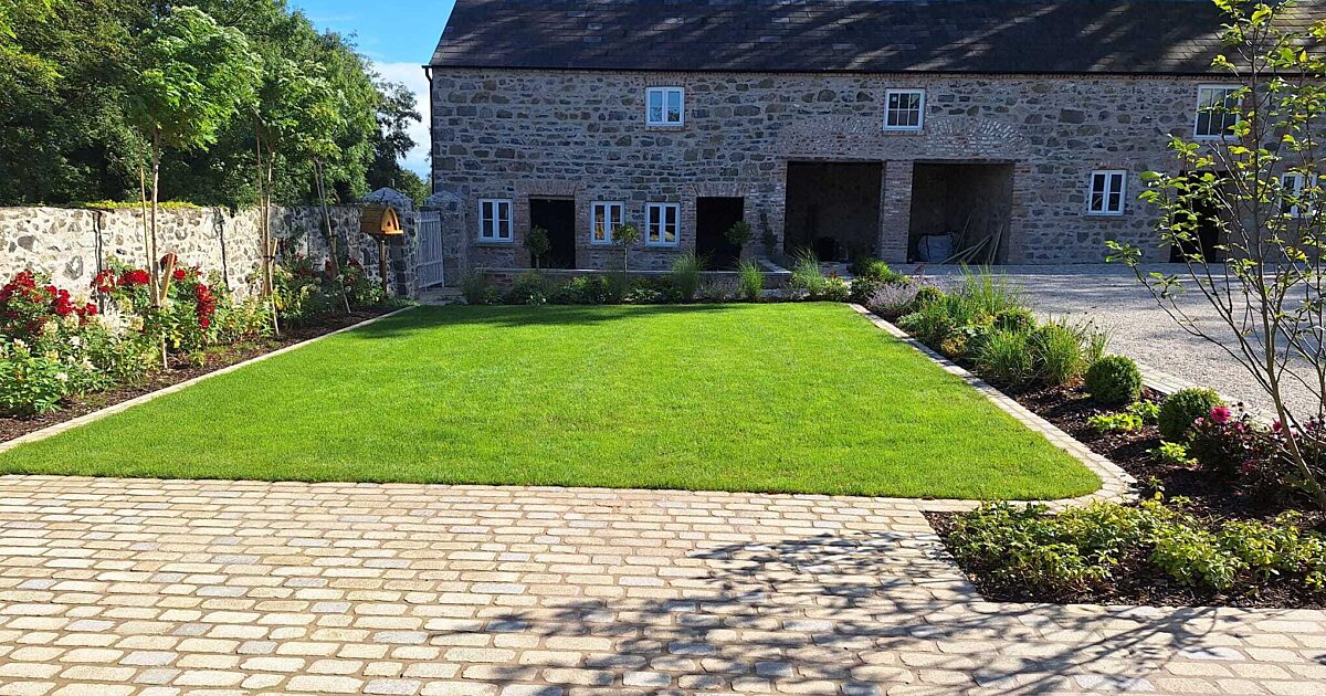 Temple Setts & Irish Barley Quartzite in Eccogravel case… | CED Stone